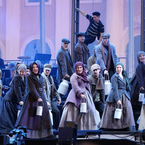 Die Cast von Elisabeth - das Musical - im Sommer 2024 vor dem Schloss ...