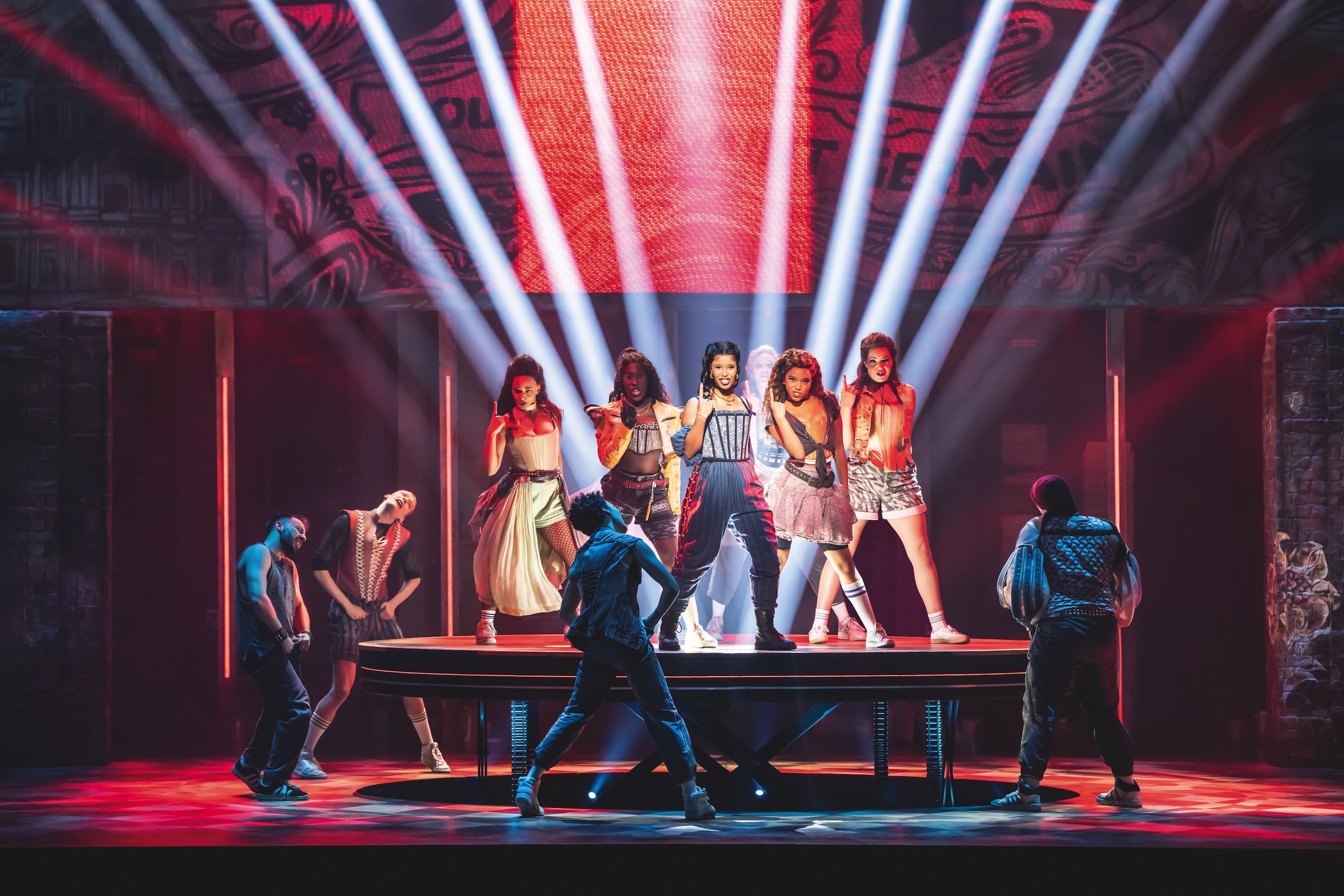 Pop-Musical & JULIA im Stage Operettenhaus in Hamburg - mit Castwechsel ...